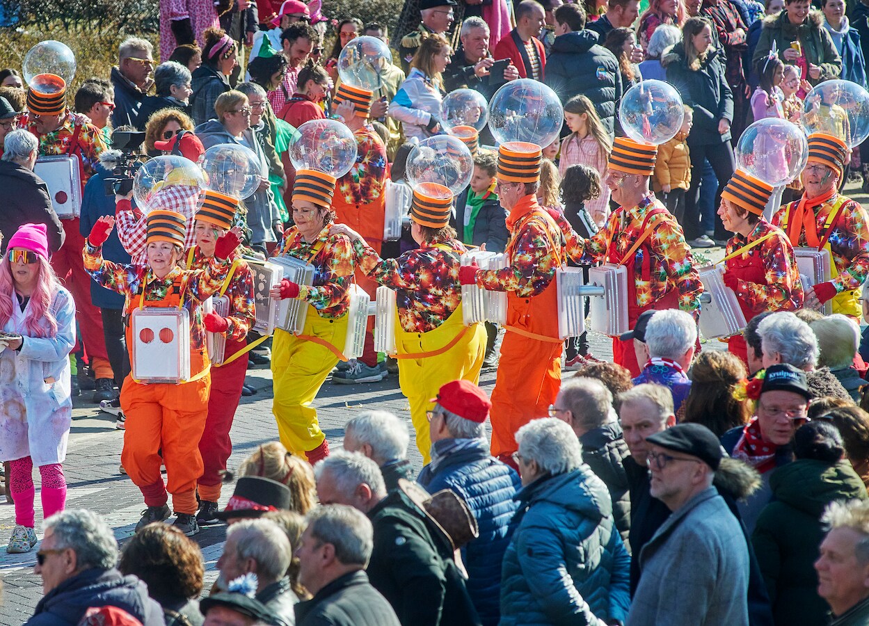 Kijk hier naar foto’s van de optochten in de regio's Uden en Veghel ...
