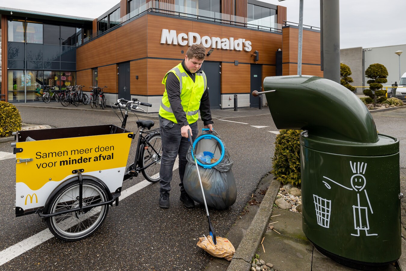‘Het is eigenlijk best ondankbaar werk’, maar tóch regelt Tom (16) het ...
