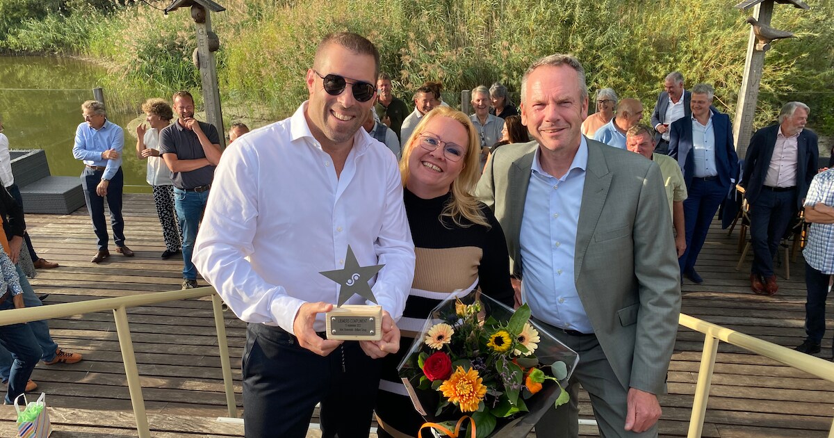 Marc schonk rode jasjes en een grote container met schoonmaakspullen en ...