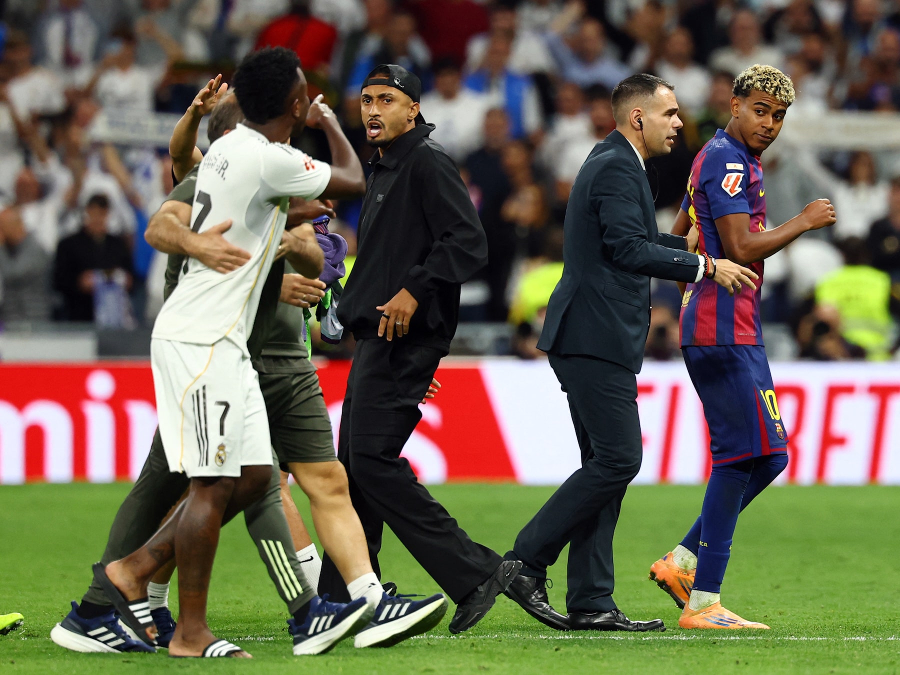 Lamine Yamal helpt FC Barcelona langs Real Sociedad en aan kop van La ...