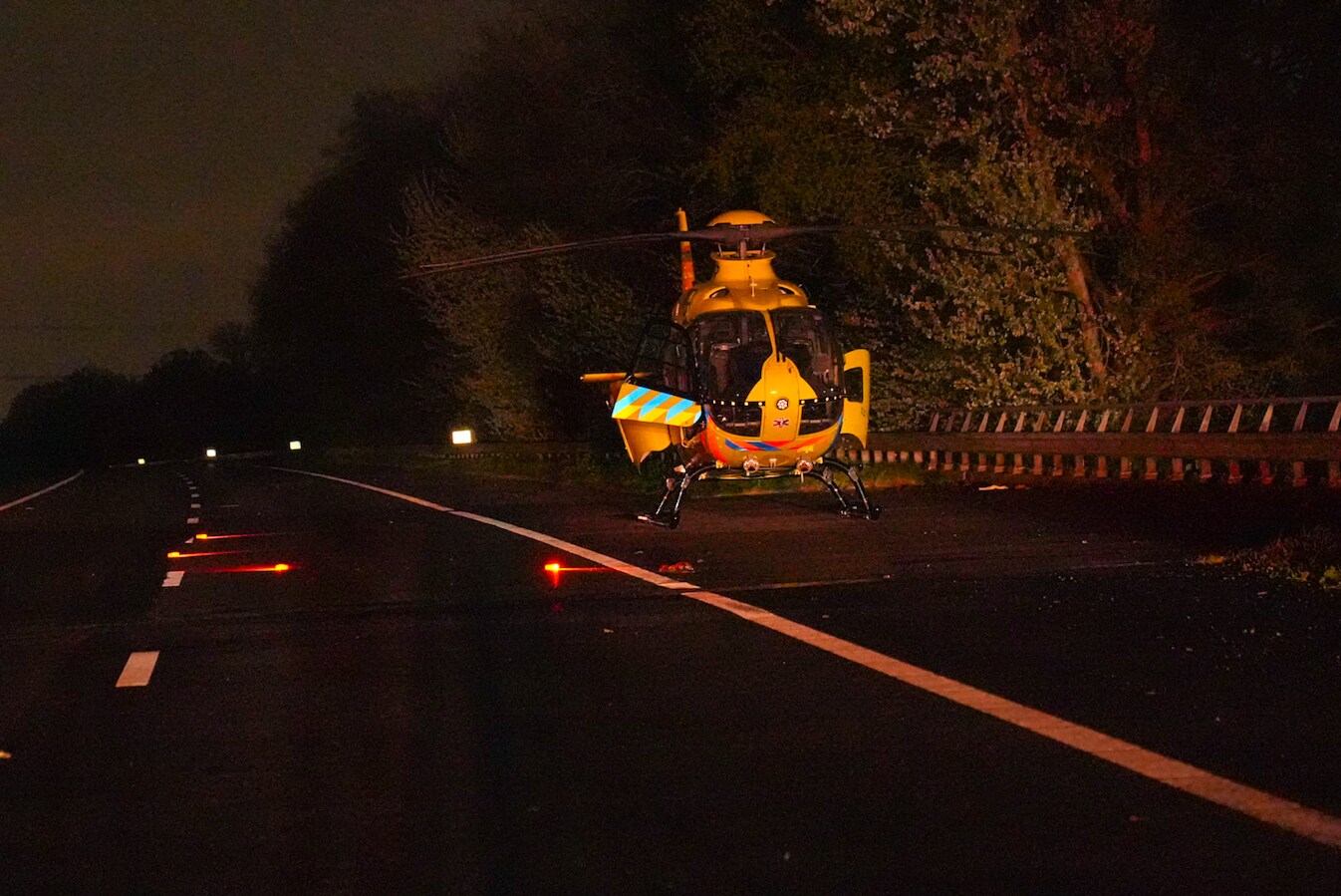 Man (35) overleden bij zwaar ongeval met drie auto’s op de A67 | Foto ...