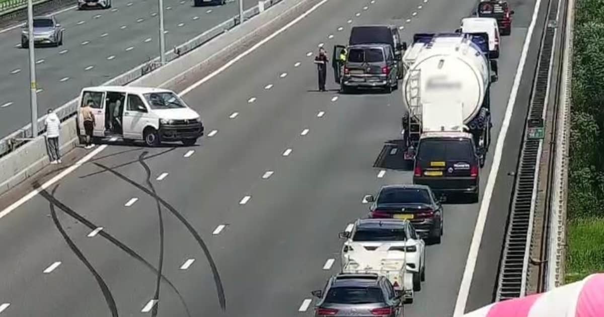 Dikke remsporen en flinke file na botsing bij IJsselbrug Deventer ...
