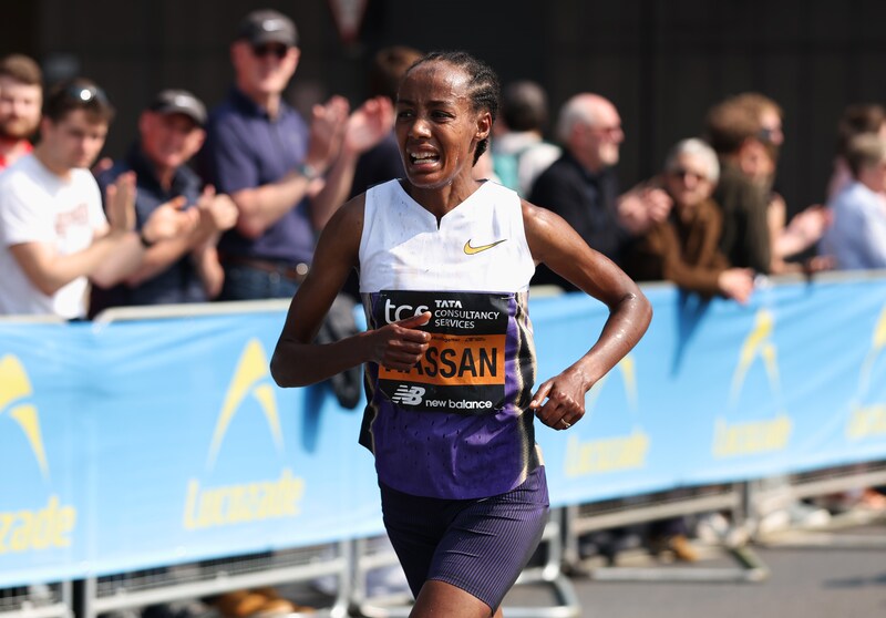 Sifan Hassan boekt sensationele zege in marathon van Sydney: ‘Ik heb ...