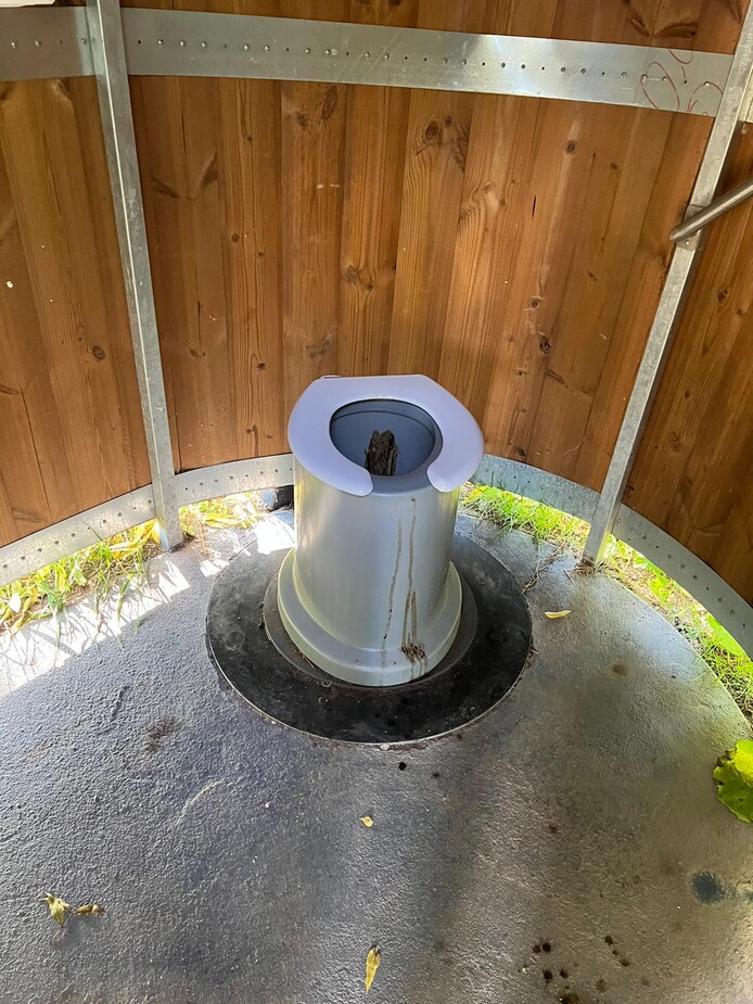 Blijft de openbare wc bij zwemplas De Breuly dit jaar wél schoon ...