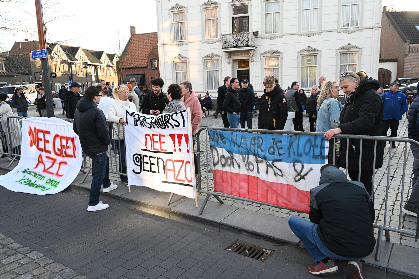 Politie maakt einde aan azc-protest in Uden nadat zelfs pepperspray ...