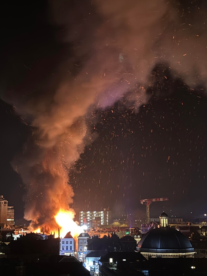 Enorme brand in binnenstad Arnhem, deze beelden maakten jullie | Arnhem ...