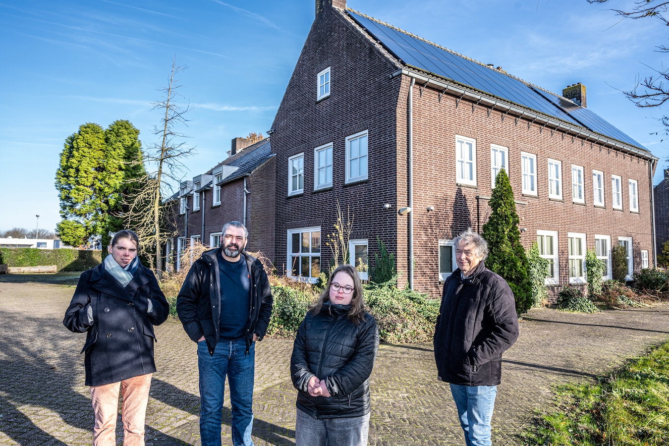 Trotse vaders strijden voor veilige woonplek voor hun kwetsbare ...