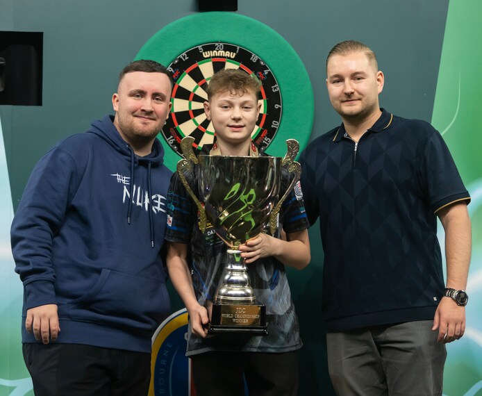 Hij is nog maar 13 jaar, maar Lex is nu al wereldkampioen darten ...