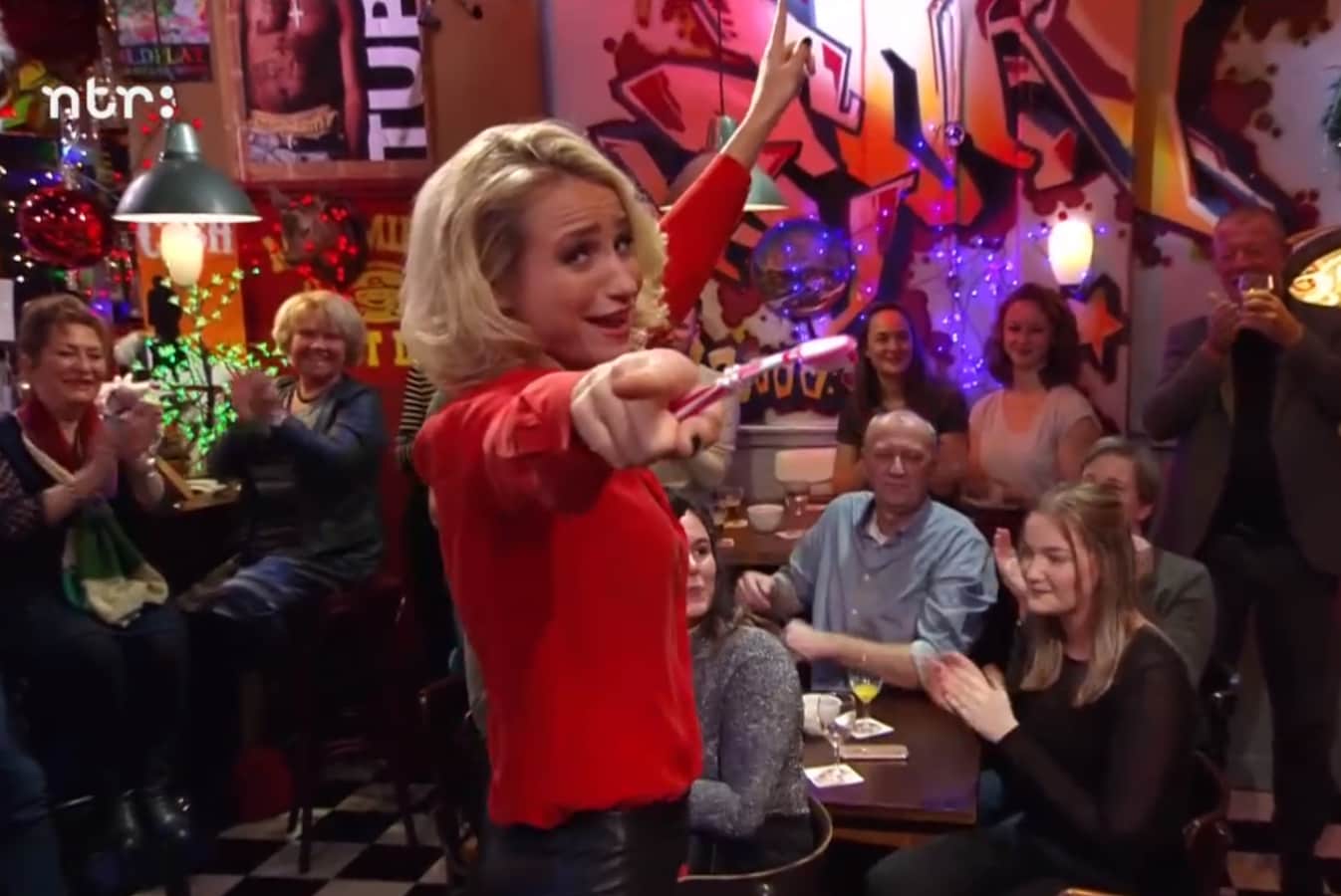 Dionne Stax krijgt het warm van borsthaar Matthijs van Nieuwkerk | Foto ...