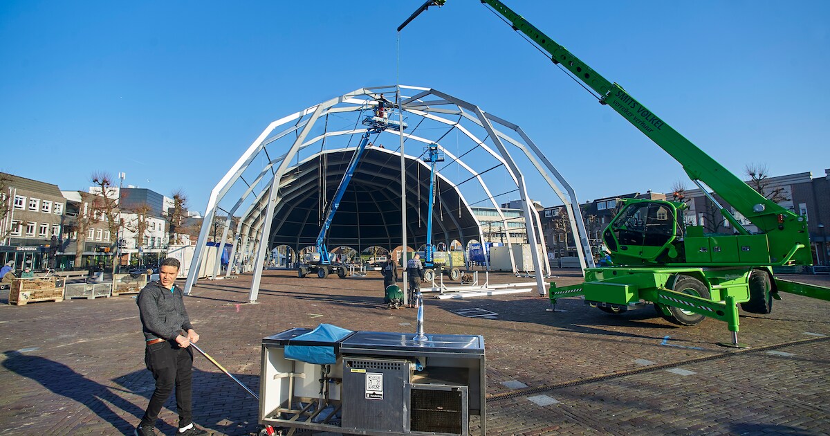 Knoerissen pakken uit met knots van een nieuwe tent op de Markt in Uden ...