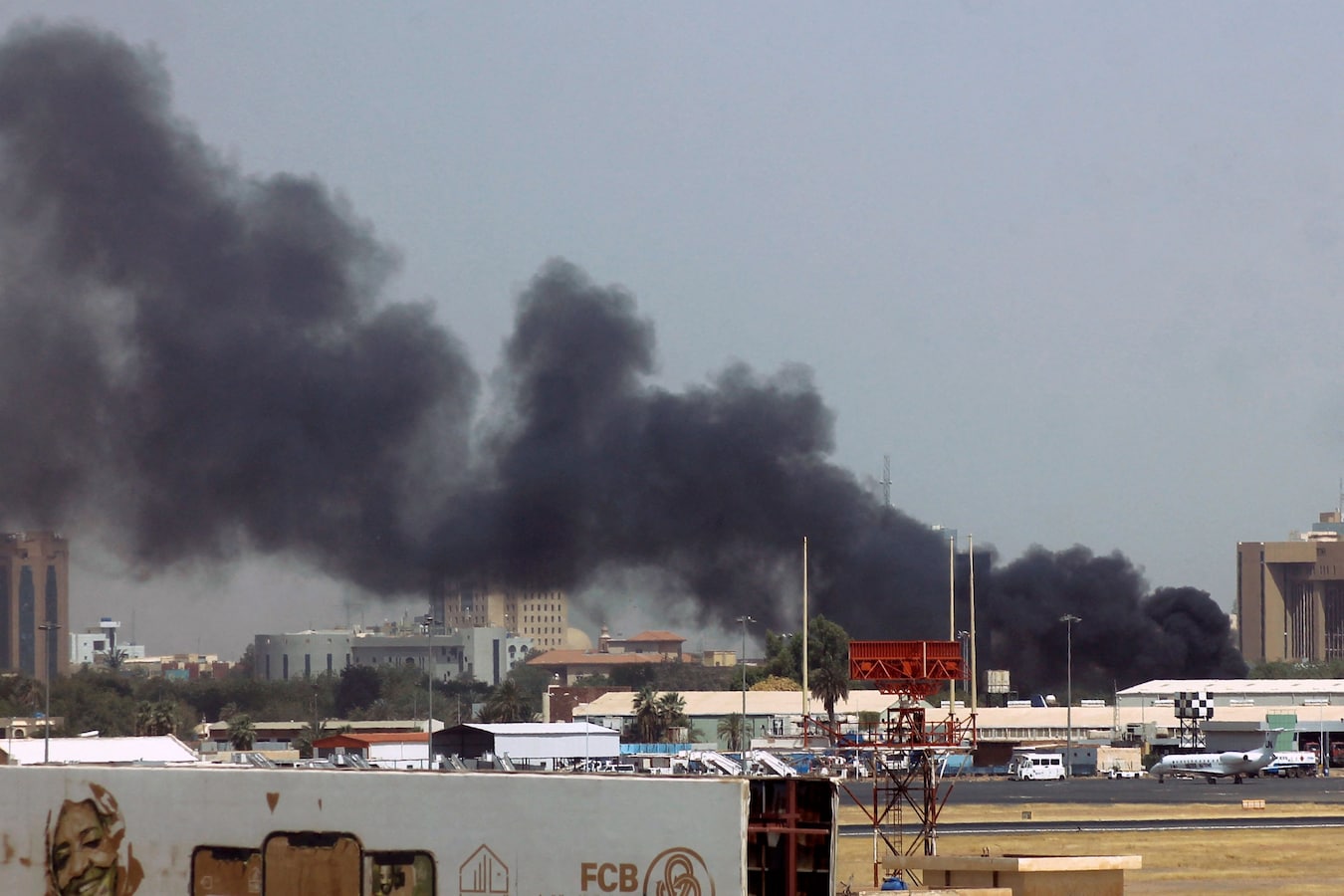 Zware gevechten en explosies in Soedan, ministerie adviseert ...