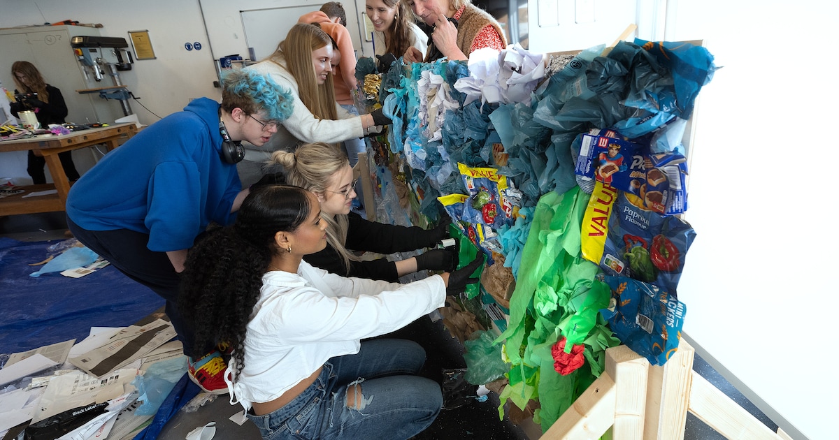 Studente Nena werkt graag mee aan het kunstwerk over afval | Doetinchem ...