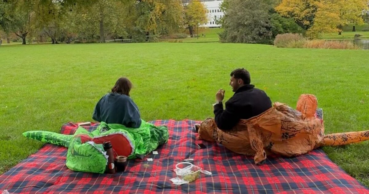 Feyenoord-spits Santiago Giménez en vriendin huppelen als dino's door ...
