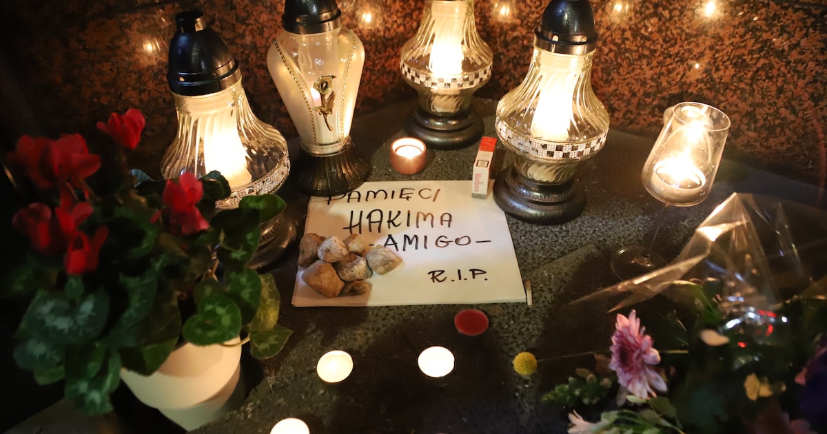 Bloemen en kaarsen voor ‘sympathieke zwerver’ Hakim (50) die overlijdt ...