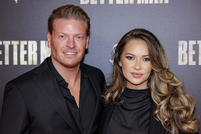 Stapelverliefde Thomas Berge poseert met nieuwe vriendin Victoria ...