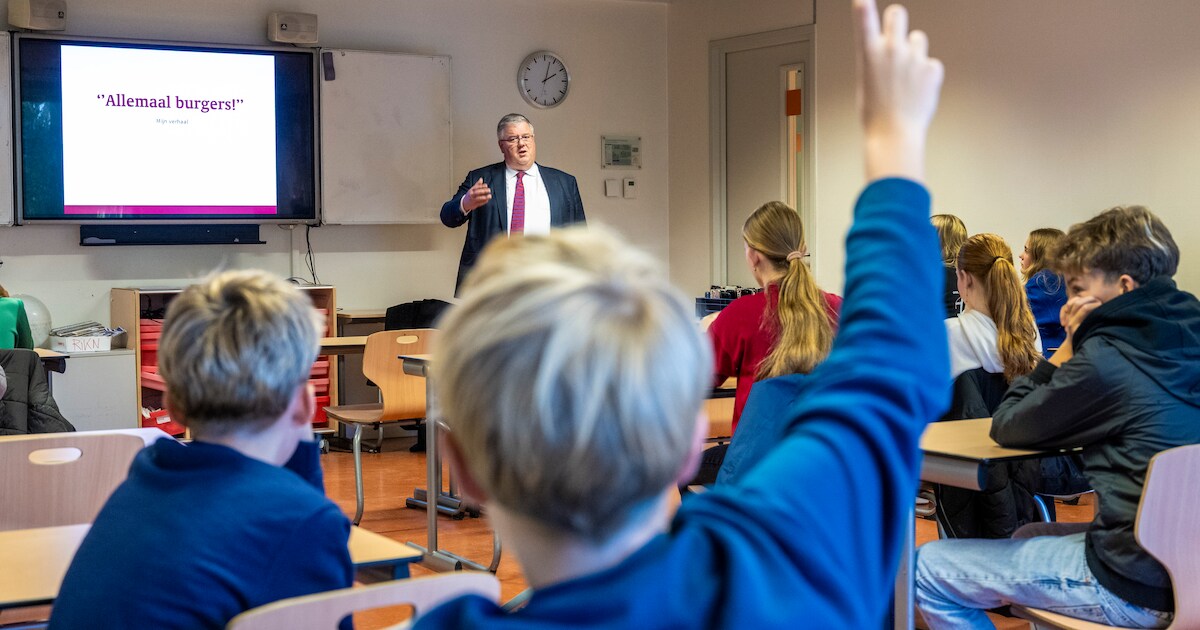 Burgemeester Hubert Bruls geeft les over respect op Nijmeegse school ...