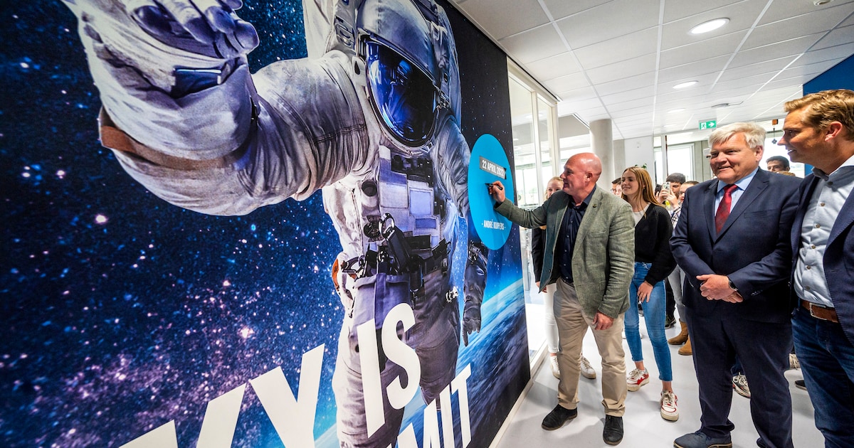 André Kuipers opent nieuwbouw OBC: ‘Ik hoop dat er straks een leerling ...