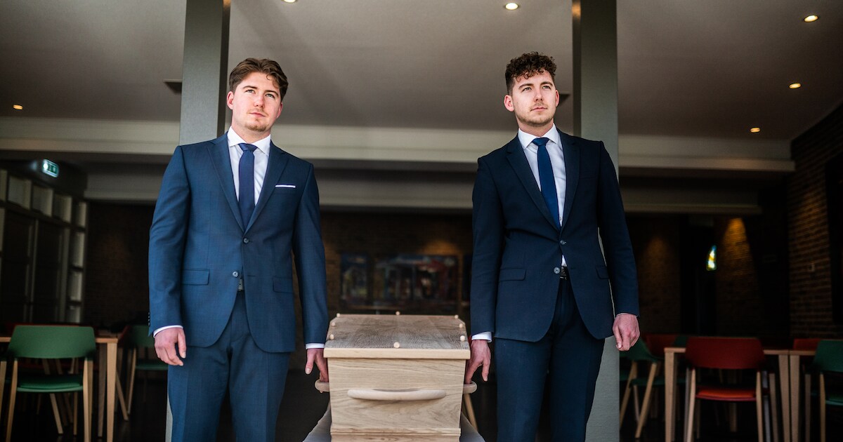 Uitvaartondernemers Max en Simon (23) waren in rouw terwijl ze de uitvaart van hun vader moesten ...