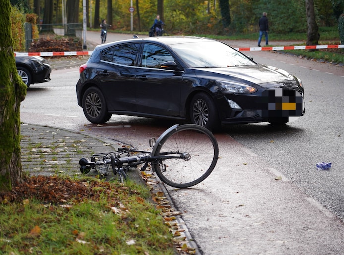 Fietser zwaargewond bij aanrijding door auto in Nijmegen | Nijmegen | gelderlander.nl