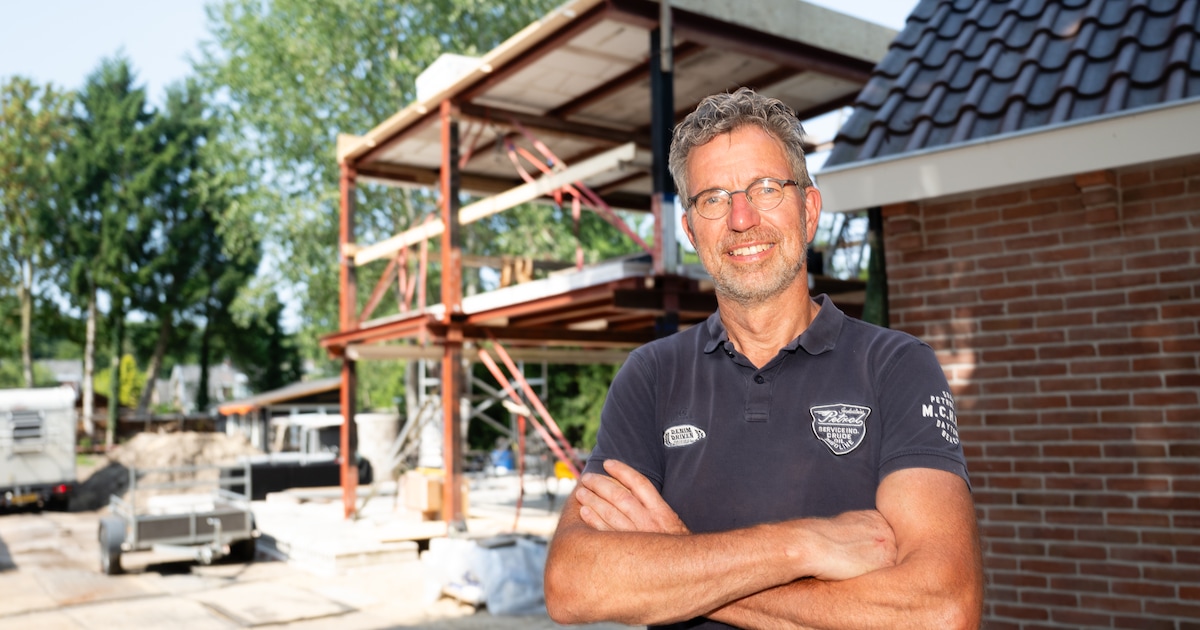 Arthur (59) bouwt zijn droomhuis van ‘afval’: ‘Iedereen verklaarde me ...