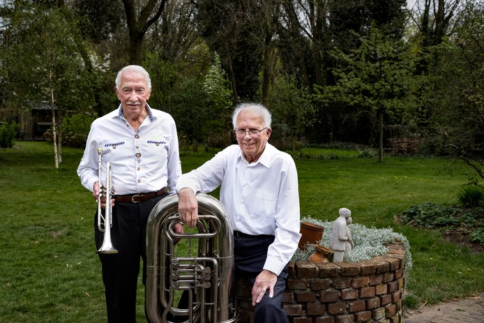 Broers Jan en Frans blazen bijna hun leven lang bij Aalander Muzikanten ...