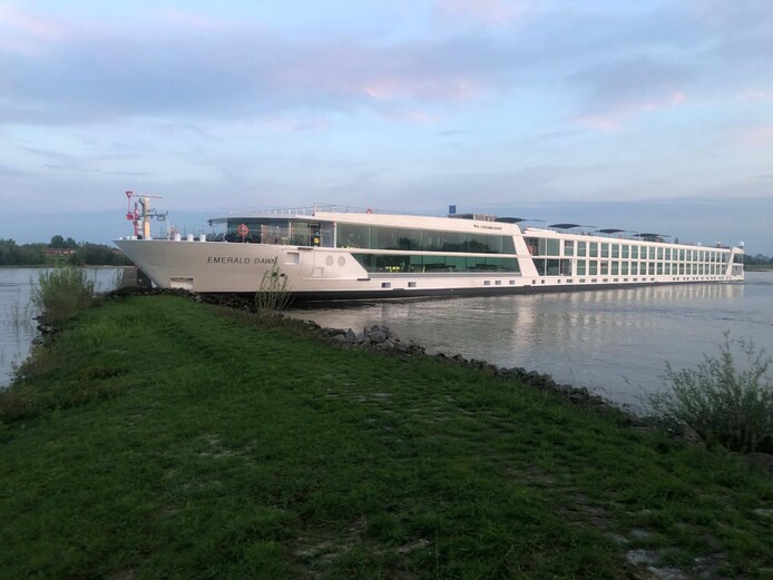 Nico ziet hoe schip vol tegen krib op Waal is gevaren: ‘Best een ...