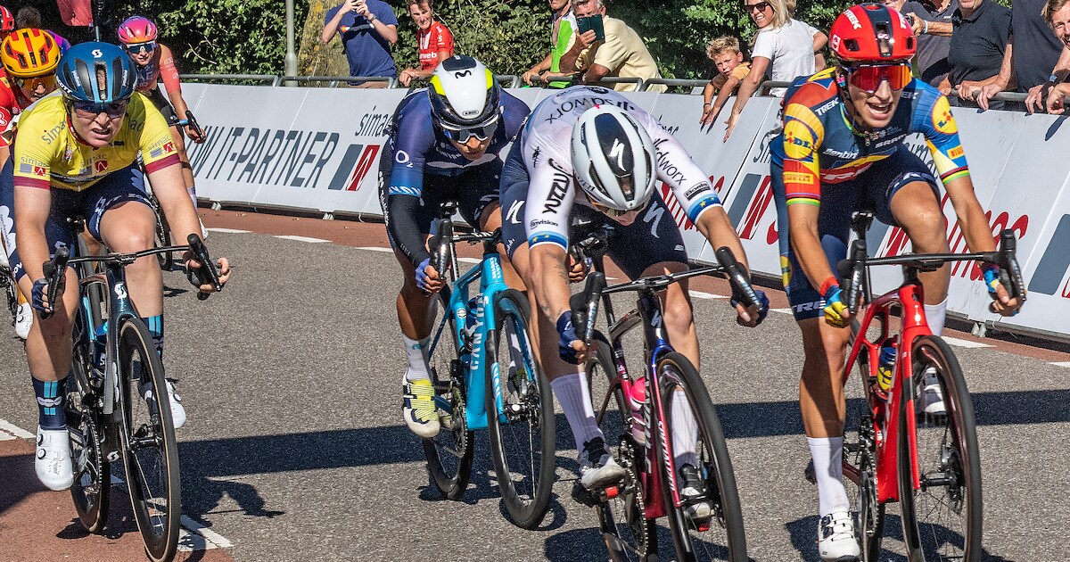 Wielerfans in Gennep zien Italiaanse sprintster winnen op De Niersbrug ...