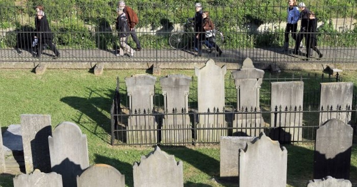 Nieuwe grafsteen voor zussen en moeder Cohen | De Vallei | gelderlander.nl