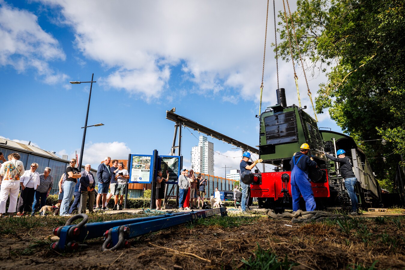 Honderd jaar oude locomotief keert terug in Tilburg: ‘Alsof-ie net uit ...