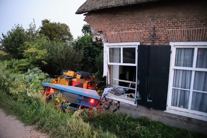 Shovel met aanhanger rijdt van dijk af en deel van huis aan gort in ...