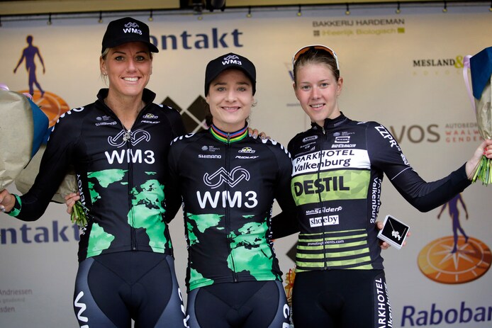 Dit is de vriendin van Marianne Vos die ineens opdook in haar speech ...