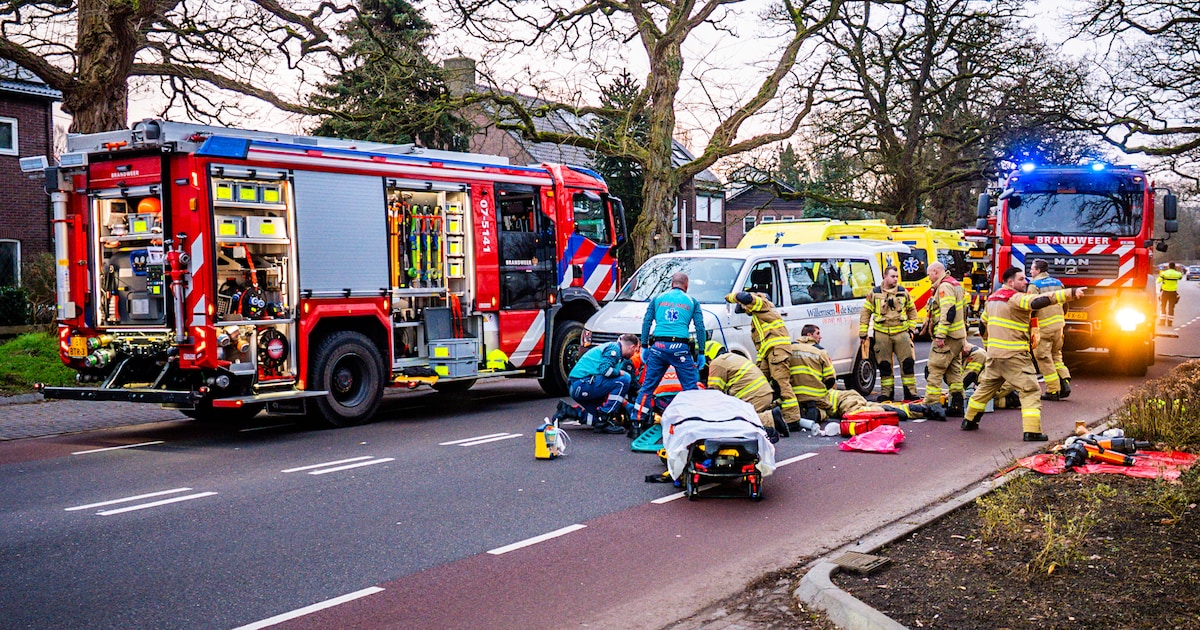 Kind zwaargewond na aanrijding met taxibusje bij school in Dieren | 112 ...