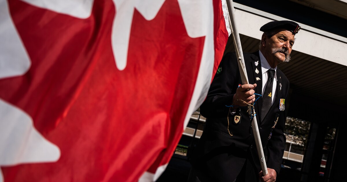 Ruud vlagt voor Canada ter herdenking van de bevrijding van spookstad ...