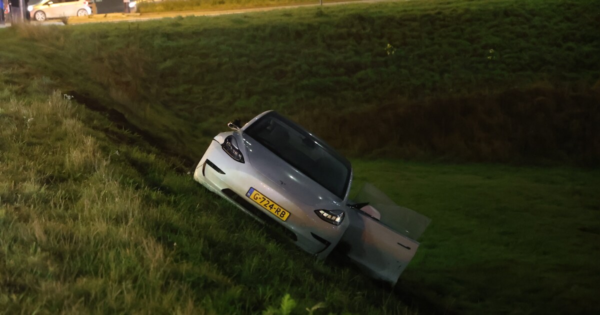 Auto van de weg op oprit A12 bij Ede | 112 nieuws Ede | gelderlander.nl