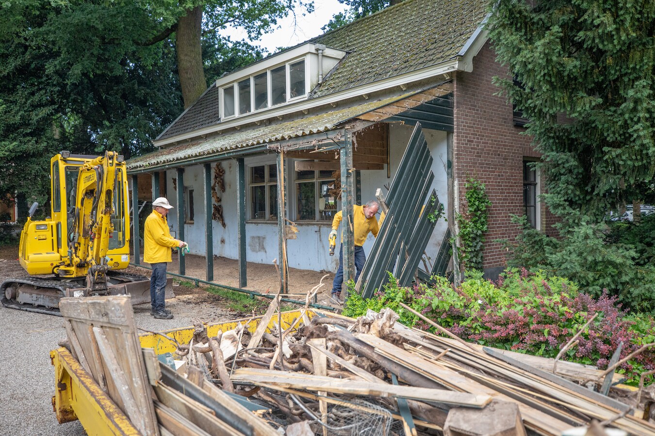Volière gesloopt in Baarnse Pekingtuin, muizen slaan op de vlucht ...