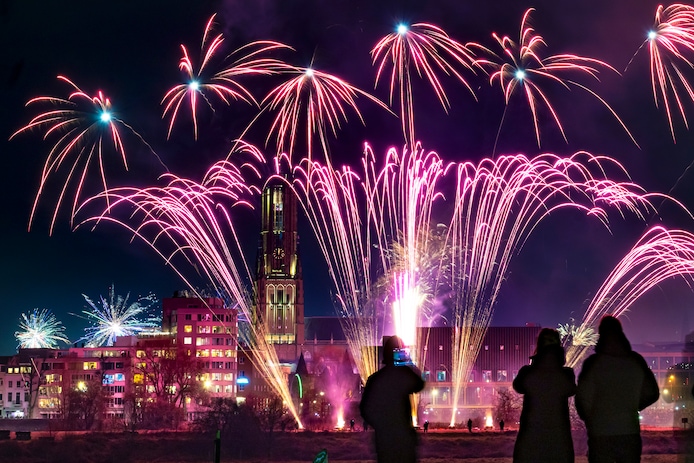 Spectaculaire vuurwerkshows én veel autobranden: zo zag de jaarwisseling eruit | Arnhem ...