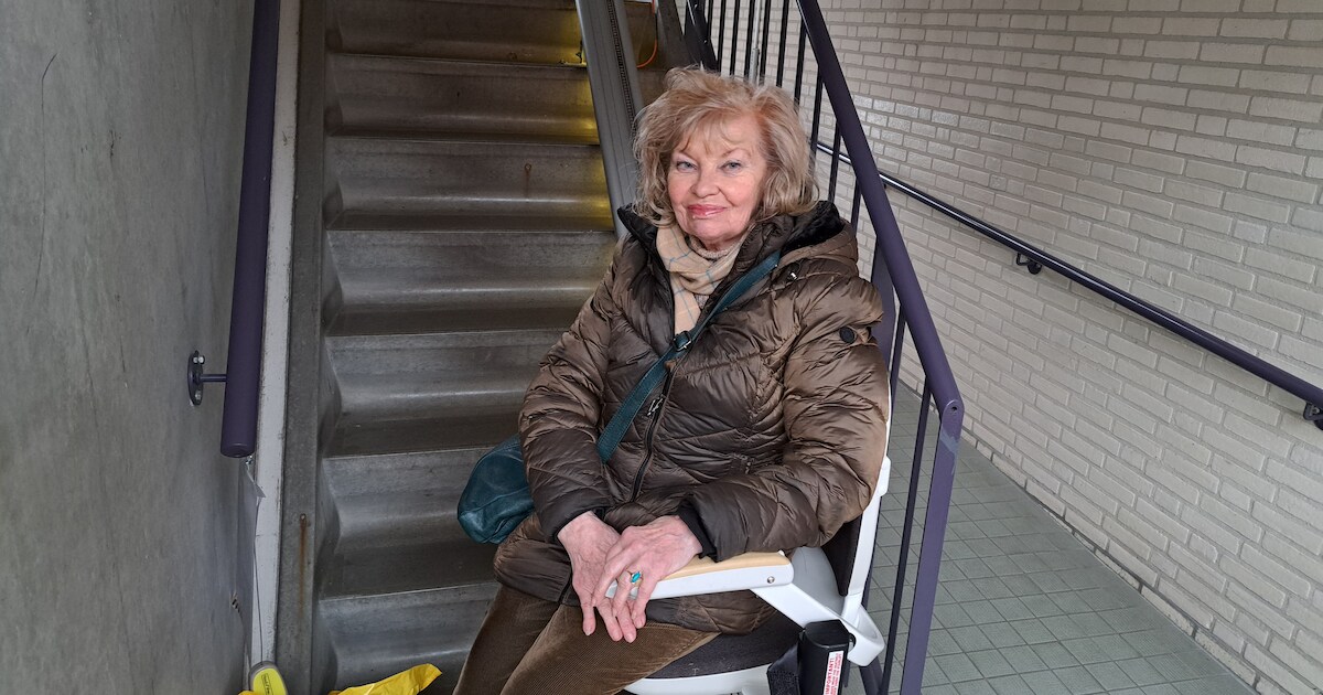 Lift kapot, dus moet Irina al weken haar rollator de trap op tillen ...