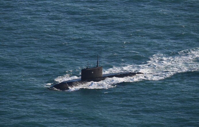 Nederlandse marine schaduwt twee Russische schepen op Noordzee ...