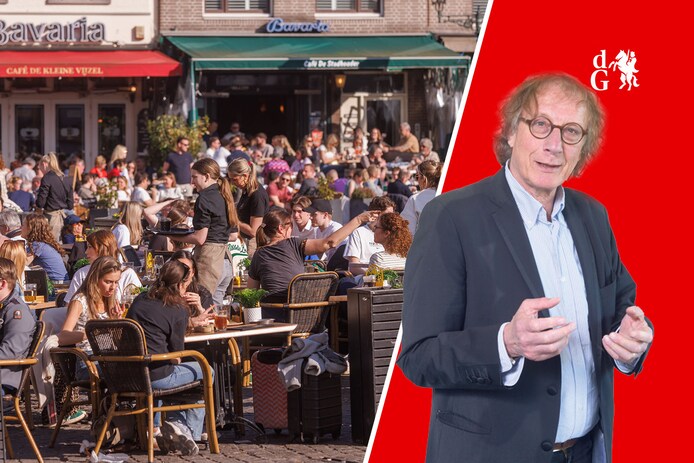 Ik probeer van het terras te genieten en werp af en toe een blik op de ...