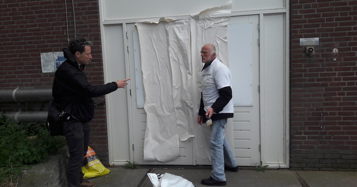 Actievoerders lijmen ingang omstreden lijkenexpo in Nijmegen dicht ...