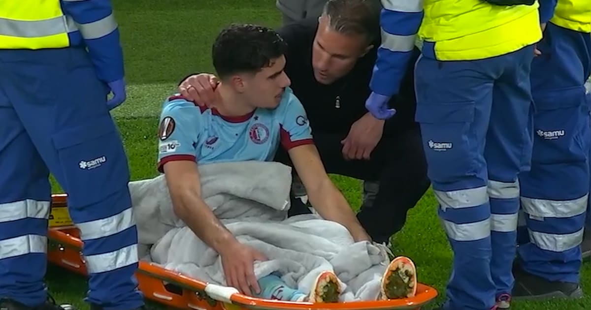 KIJK | Robin van Persie troost zoon Shaqueel die veld per brancard ...