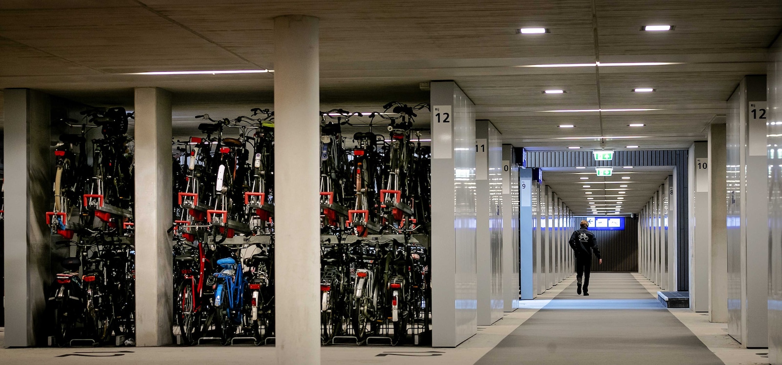 Terwijl een vrouw (30) haar fiets van het slot haalt in stalling bij ...