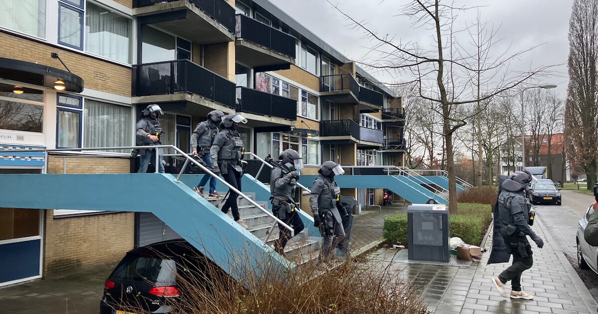 Dodelijke schietpartij Oss: politie met kettingzagen en schilden doorzoekt huizen | Brabant ...