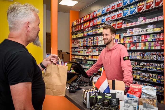 Vlak bij de grens profiteert ‘Tabak XXL’ van Nederlands beleid: ‘Ze ...