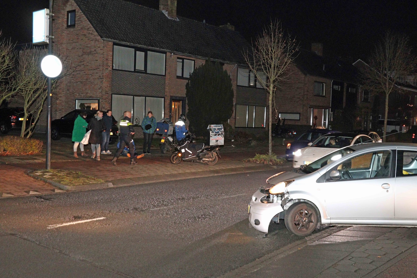 Omstanders horen harde klap en zien pizzabezorger gewond op straat ...
