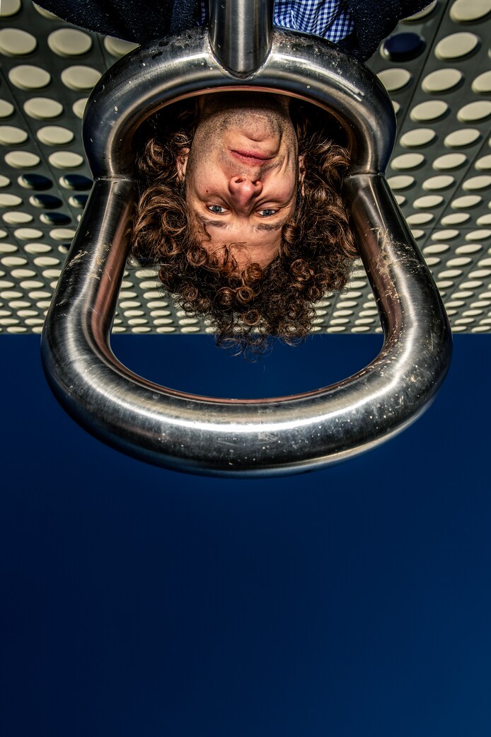 Zat deze cabaretier al weken onder je systeemplafond? Tim Kroezen ...