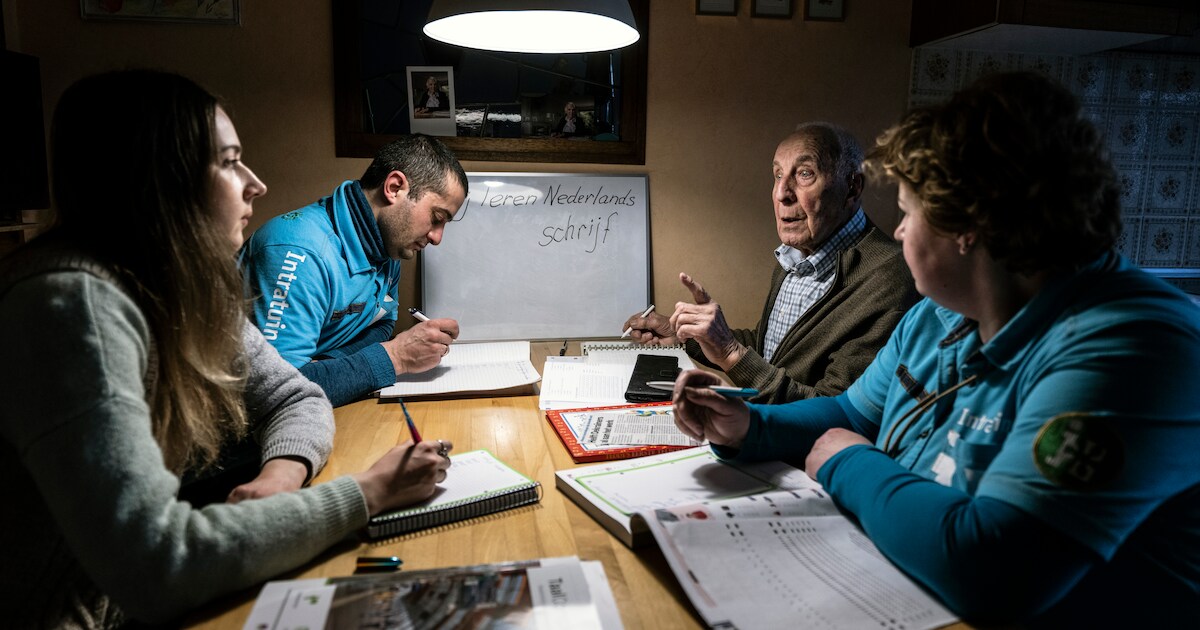 Oekraïners uit de supermarkt en de Intratuin, ze leren Nederlands van ...