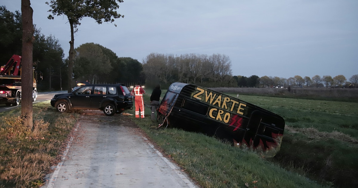 Terreinwagen met opvallende caravan belandt in de sloot, bestuurder ...
