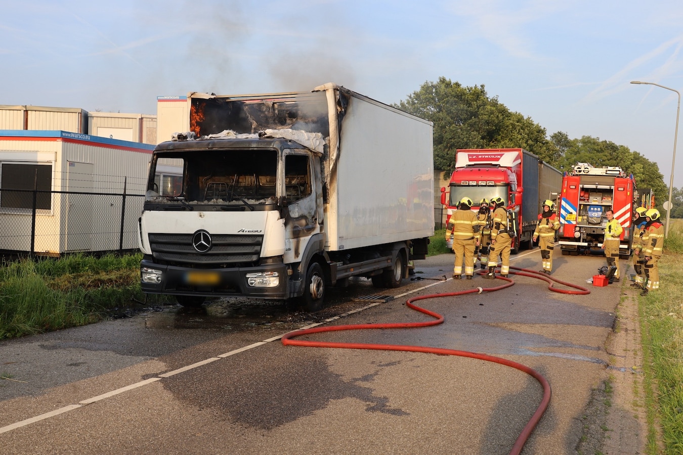 Geparkeerde bakwagen vat vlam in Ravenstein, brandweer zet twee ...