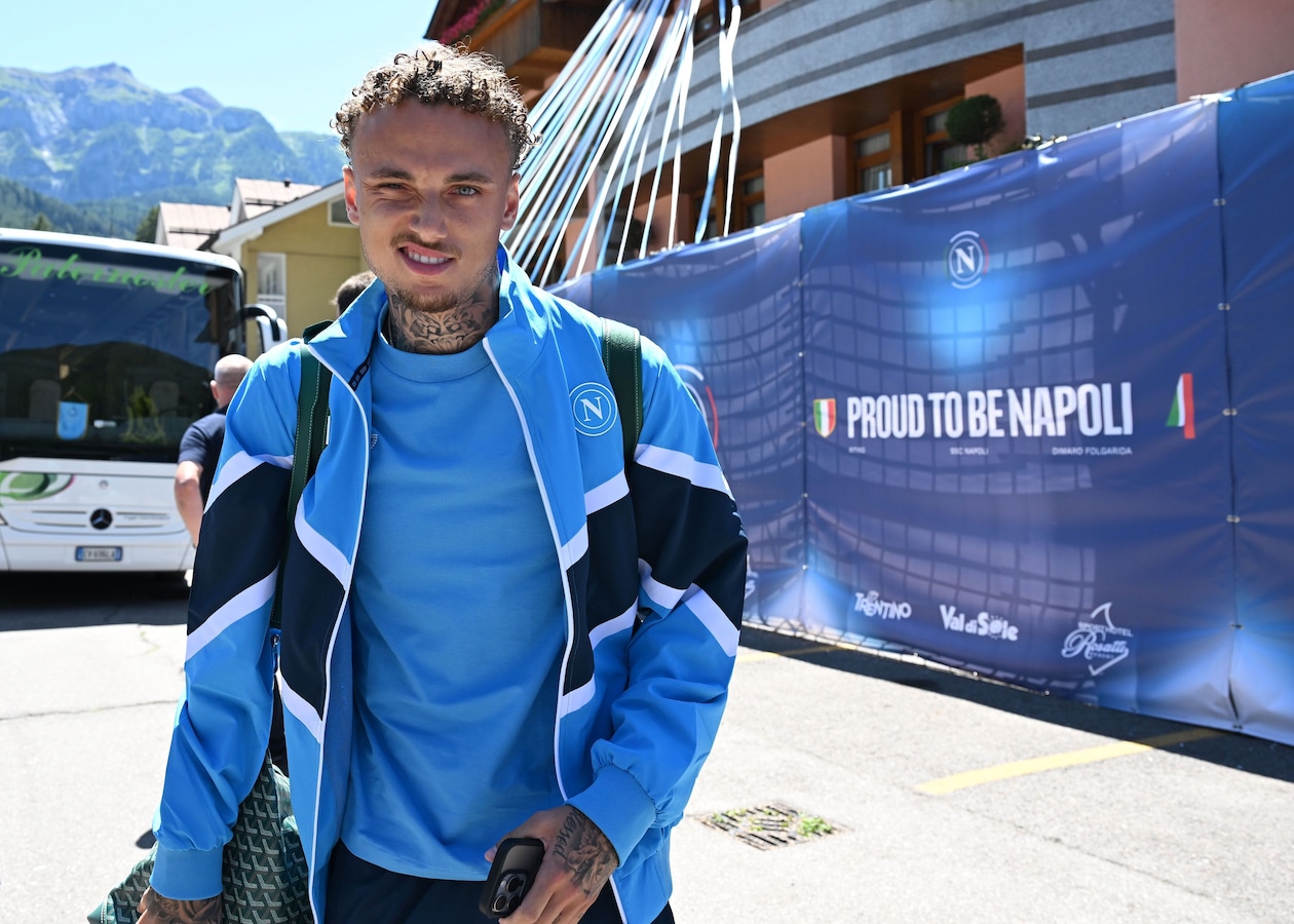 Noa Lang vol bravoure bij presenta­tie bij Napoli: ‘Ik ga de club ...